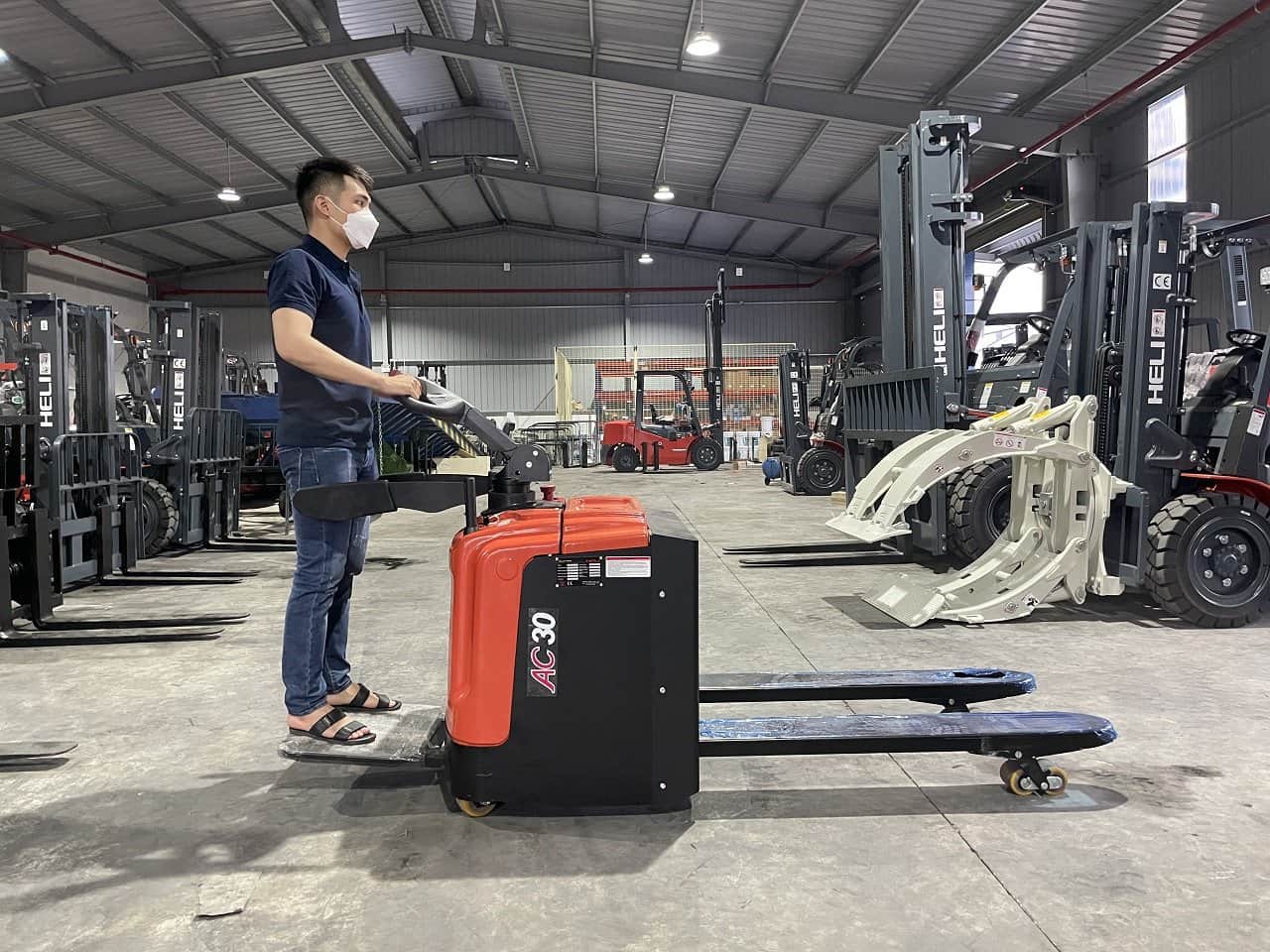 Xe nâng tay điện 3 tấn có bàn đứng HELI model CBD30J-RLI - Xe nâng Heli