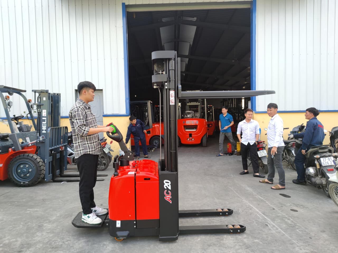 Xe nâng đứng lái 2 tấn heli model CDD20-950 - Xe nâng Heli